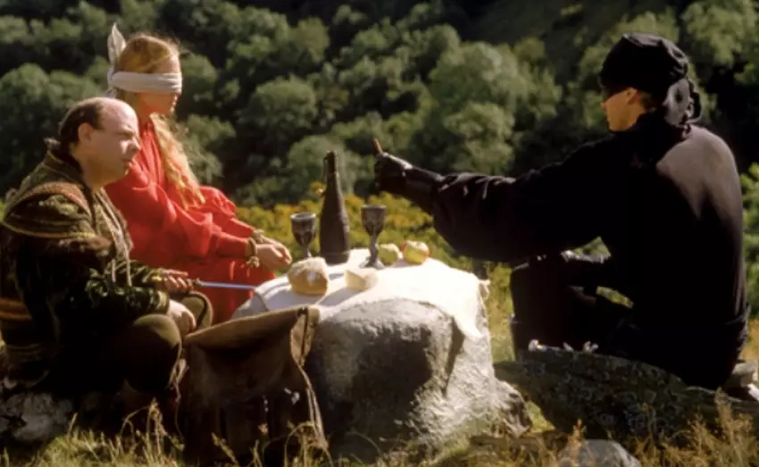 Imiwnedd i Wenwyn Yn The Princess Bride, mae'r prif gymeriad Westley yn trefnu duel deallusol gyda'r dihiryn Vizzini: mae'n rhaid iddo ddyfalu pa un o'r ddwy gwpan sy'n cynnwys gwenwyn. Yn rownd derfynol y duel, mae'n ymddangos bod y ddau wydr wedi'u gwenwyno, a llwyddodd Westley i oroesi dim ond oherwydd dros y blynyddoedd datblygodd imiwnedd i'r gwenwyn. Mewn gwirionedd, ni fydd defnyddio ychydig bach o wenwyn yn rheolaidd yn rhoi unrhyw effaith heblaw angheuol: bydd y tocsin yn dinistrio'r corff yn raddol neu'n cronni ynddo, a all arwain at farwolaeth yn y pen draw.