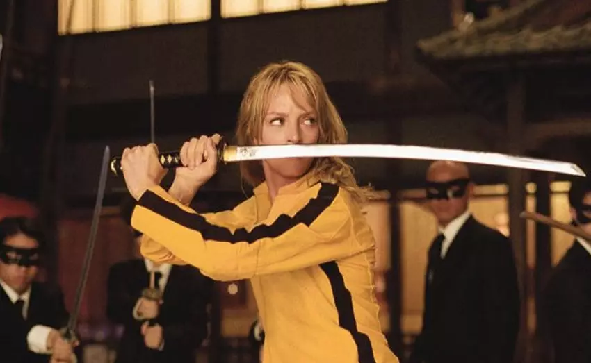 Katana - galvenais ierocis Ar japāņu samuraju zobenu filmu varoņi var ne tikai tikt galā ar saviem ienaidniekiem, bet arī izvairīties no ložām - tās vienkārši sagriež gaisā. To ir iespējams izdarīt realitātē, bet tikai daudzus gadus apmācīts cīnītājs, kuram piemīt apskaužama veiksme un reakcijas ātrums. Visiem pārējiem nāvējošais skaitlis patiešām izrādīsies nāvējošs.