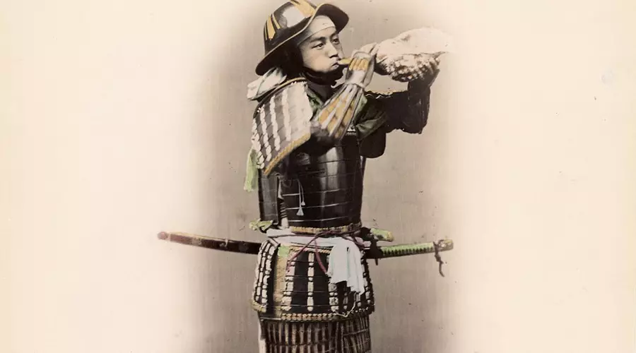 Aafiaga i le aganuu E ui lava i le mea moni o le samurai faia aʻe na o le 10% o le aofaʻi o le faitau aofai o le atunuu, na latou maua ai se taua aafiaga i le aganuu Iapani. E le gata i lea, o aso nei ua tatou iloa le Eleʻele o le Sasaʻe o se 'olo malosi o le faʻamaoni, lototetele ma le le faʻamalosi o le au tau - tusa lava pe o le mea moni o mea e leʻo matua lelei.