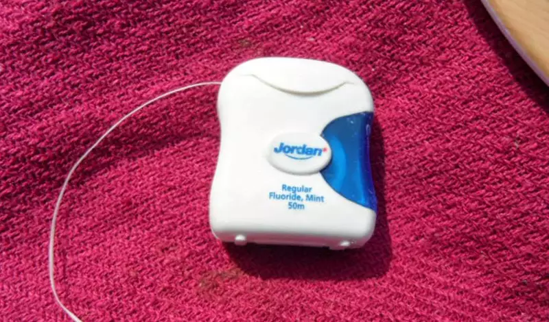 Dental Floss Dental floss is makke fan ticht nylon - in noflik genôch materiaal om in wûn op te naaien, in touladder te binen, en sels in bytsje DIY hacksaag te meitsjen. Foegje gewoan de toskpûder ta oan 'e floss en foarút, seach troch de izeren barriêres. True, dit kin in protte tiid nimme: yn ien fan 'e Legend Busters snijde in spesjale robot in stielen balke mei toskfles yn 280 dagen.