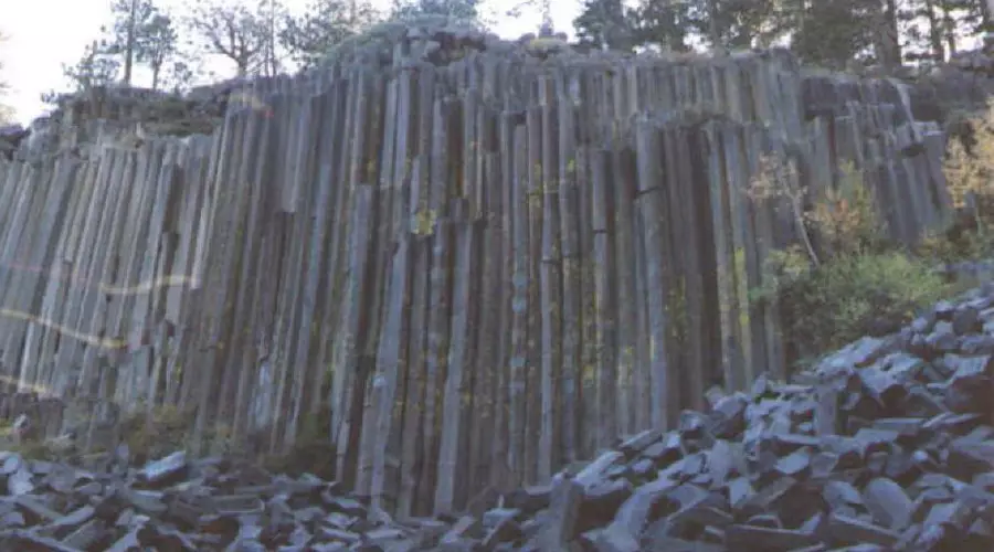 Tubos de Baigong En 1996, se encontraron tubos de hierro prehistóricos en el monte Baigongshan. Dos docenas de tuberías emergen de las rocas, como si alguna vez hubieran proporcionado ventilación a algún complejo subterráneo. El análisis mostró que la edad del artefacto es de más de cinco mil años. En ese momento, la humanidad aún no conocía el hierro y los científicos simplemente no comprenden cómo esto es posible en absoluto.