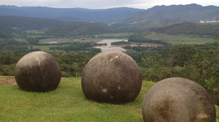 Bolas de piedra gigantes de Costa Rica Las bolas de piedra gigantes se encuentran esparcidas por todo Costa Rica. Las esferas perfectamente pulidas pueden pesar hasta ocho toneladas, pero los científicos han encontrado muestras muy pequeñas. En principio, tales cosas podrían haber sido creadas por un hombre antiguo. Pero en ningún lugar cercano hay rastros de canteras: ¿de dónde sacaron el material?