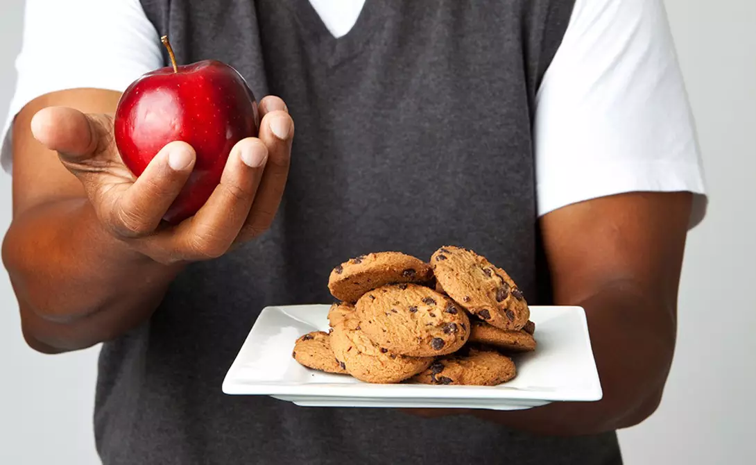 Comer da maneira certa Comer de forma saudável não significa que você tenha que começar a contar a composição de cada ingrediente em seu prato imediatamente. Você não precisa se tornar vegetariano, ponderar sobre os benefícios da dieta Paleo e perder tempo com outras bobagens. Apenas certifique-se de ter os ingredientes principais no prato todos os dias: carne ou peixe, ervas, frutas. Isso é o bastante.