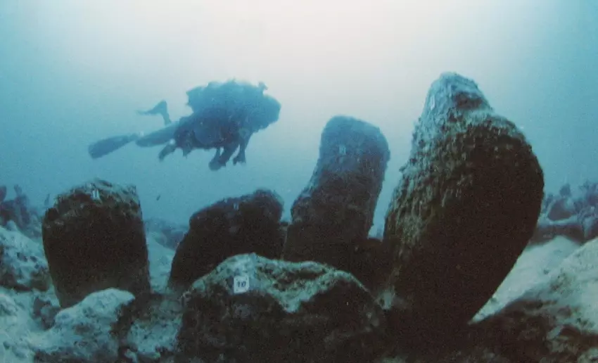 Atlit Yam, Israel Este é um dos maiores e mais antigos assentamentos submersos já descobertos. A idade estimada da cidade é 7.000 AC. Os restos das ruínas estão tão bem preservados que ainda podem ser encontrados esqueletos de pessoas entre os edifícios. A cidade foi descoberta em 1984. Como a cidade afundou para os cientistas ainda é um mistério. Os pesquisadores apresentaram uma variedade de teorias, desde tsunamis até o aumento gradual do nível do mar devido ao derretimento das geleiras.