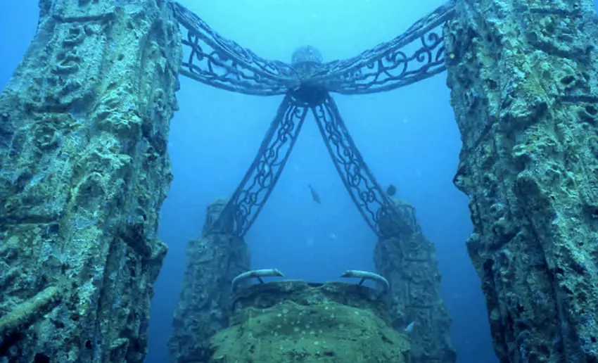 Port Royal, Jamaíka Helsta griðastaður sjóræningja, smyglara og annars óhreins eftir jarðskjálftann árið 1692 var undir vatni. Við uppgröftun neðansjávar hafa fornleifafræðingar fundið byggingar, söguleg skjöl og dós. Um þessar mundir eru í gangi nokkur verkefni til að nútímavæða neðansjávarborgina að ferðamannastað.