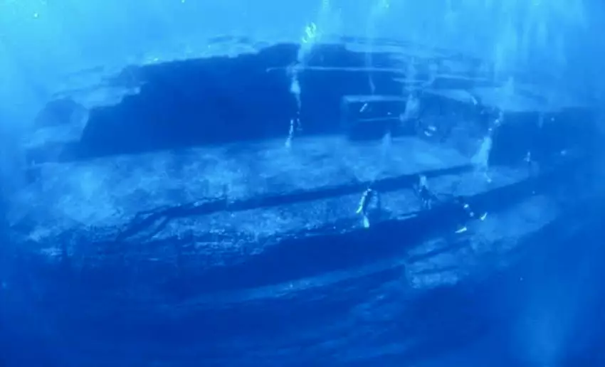 Komplex Yonaguni, Japan In der Nähe der Insel Yonaguni wurde 1985 unter der Wassersäule ein mysteriöses Objekt entdeckt - ein riesiges Monument mit zahlreichen Terrassen. Die Unterwasserpyramide befindet sich in einer Tiefe von 25 Metern. Vermutlich beträgt das Alter des Denkmals mehr als 5000 Jahre. Wer es gebaut hat und unter welchen Umständen es unter Wasser gelandet ist, ist für Wissenschaftler noch immer ein Rätsel.