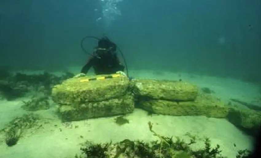 Dwarka, India Het oude Dwarka lag aan de oevers van de rivier de Gomti. Er wordt aangenomen dat hij als gevolg van bepaalde gebeurtenissen in het water zonk. De ruïnes werden in 2000 ontdekt op een diepte van 35 meter in de baai van Cambay. Sommige van de teruggevonden artefacten dateren uit 7500 voor Christus.