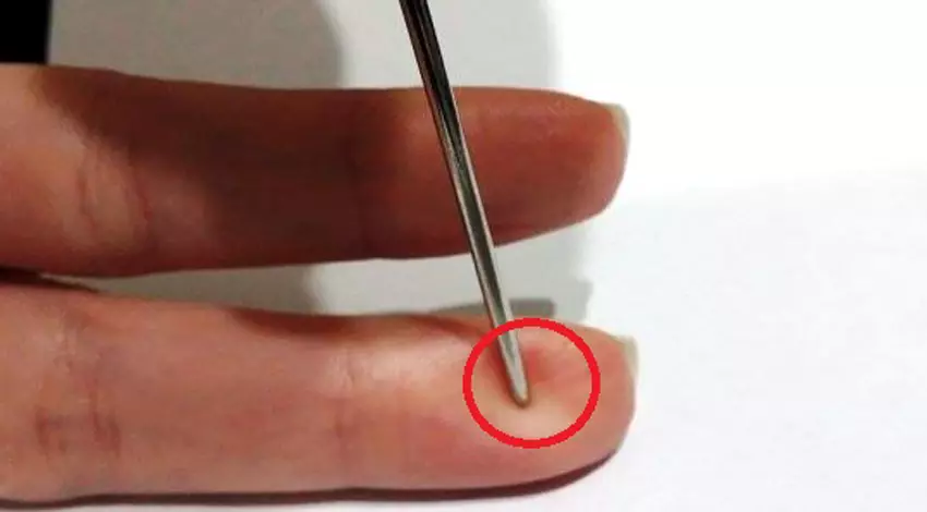 Points de perforation N'ayez pas peur de frapper un mauvais point. Vous ne faites pas d'acupuncture, mais vous essayez de sauver des vies humaines. Percez doucement le centre de vos doigts.