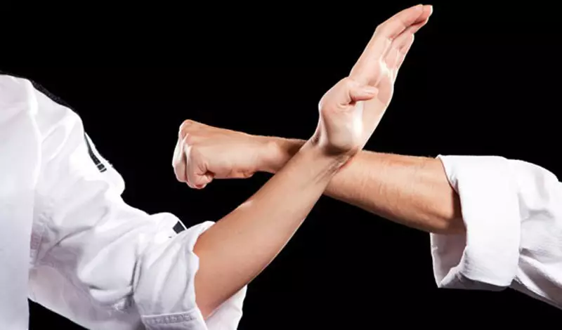 Ninjutsu ninjutsunun silahsız bir döyüşçü üçün nəzərdə tutulmuş bir növ döyüş sənəti olduğu, yüksək səviyyəli karate kimi bir şey olduğuna dair bir fikir var. Ancaq shinobi döyüşçülərinin çox vaxtlarını əlbəyaxa döyüşlə məşğul olmağın heç bir mənası yox idi. Orijinal ninjutsu texnikalarının 75% -i silahlı adam üçündür.