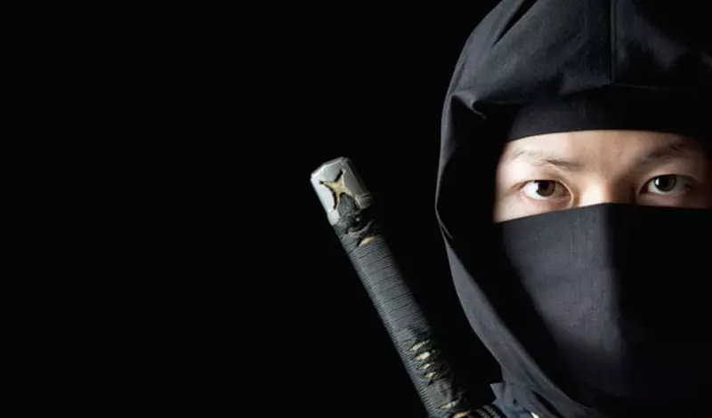 Maskerad krigare Och en ninja ska naturligtvis aldrig dyka upp utan en illavarslande svart huva på huvudet - vem blir annars rädd för honom! Shinobi använde masker vid behov, men de kunde mycket väl gå till attack med ett öppet ansikte.