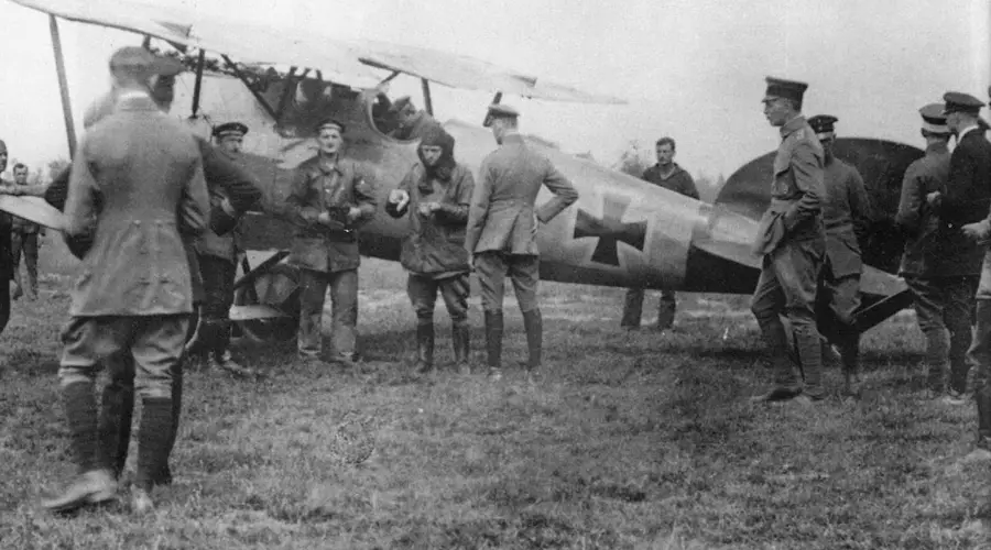 A bálvány Manfreddel való találkozása rajongott a vadászatért, és nagyon szerette a lovaglást. A leendő ász csak a legendás vadászpilótával, Oswald Belkével való találkozás után kezdett álmodni a repülőgépekről. Egy rövid beszélgetés kinyilatkoztatássá vált Manfred számára: a repülésre összpontosított, és egy idő után beszállt a Jasta 2 századba, amelyet ugyanaz a Belke vezényelt.