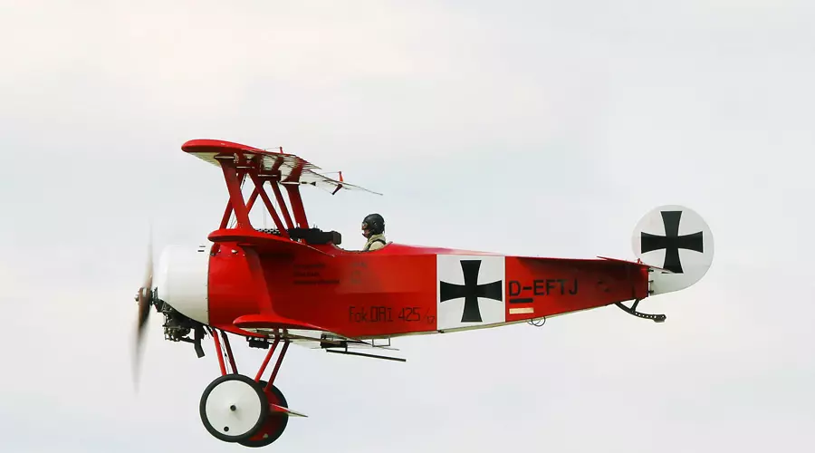 Blutige Bilanz Lange Zeit glaubte man, dass deutsche Historiker die Zahl der von Richtofen abgeschossenen Flugzeuge gravierend überschätzen. Es wäre wirklich logisch: Die Schaffung des Heldenbildes kommt der gesamten Armee zugute. Aber schon in den 1990er Jahren fanden ernsthafte Forscher (angeführt von einem Engländer, dem Cambridge-Professor Norman Franks) dokumentarische Beweise für alle Flugtaten Manfreds: Der Bloody Baron schoss tatsächlich bis zu 84 Flugzeuge persönlich ab.