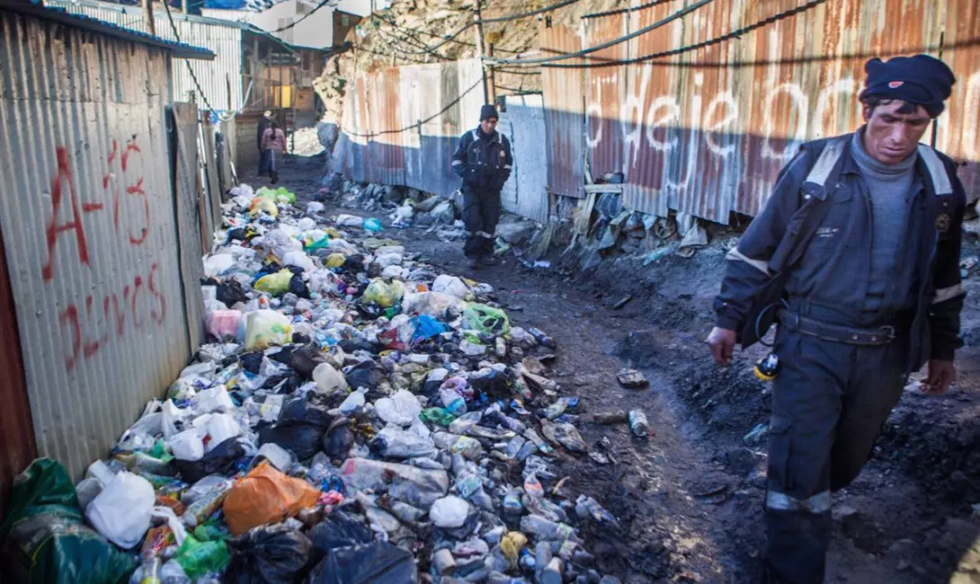 Otros simplemente tiran basura donde hay espacio libre.