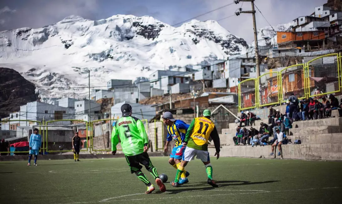 Los residentes locales deben proporcionar su propio entretenimiento. La mayoría de las veces pasan el tiempo en uno de los cafés construidos por los mineros para los mineros o juegan al fútbol.