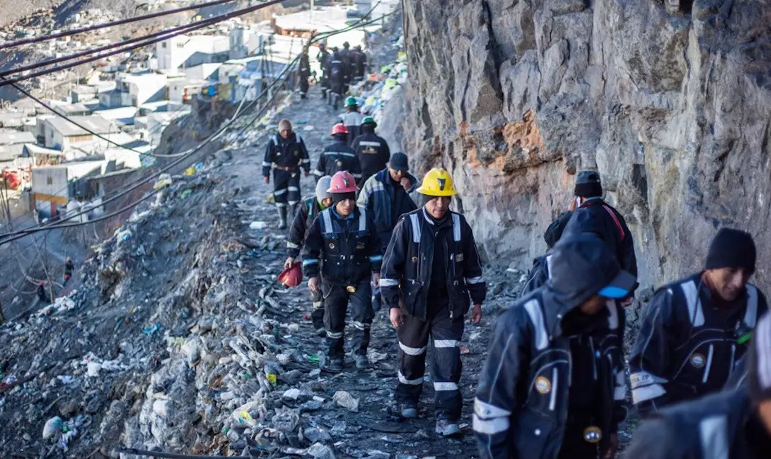 Tambang emas parantos dilaksanakeun di Andes salami mangabad-abad. Jalma-jalma ti La Rinconada angkat unggal dinten ka ranjau anu dieusian ku gas bahaya, raksa sareng uap sianida - kurangna oksigén dianggap topik anu teu pantes di dieu.