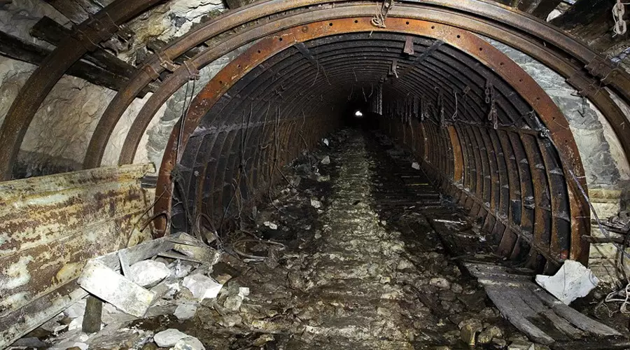 Becsült jellemzők A Metro-2 rendszer csak hozzávetőleges leírást tartalmaz. Ez érthető, a tárgy titkos! Úgy gondolják, hogy nagyon nagy mélységben fut - néhány állomás 250 méteren fekszik. Nincs érintkezősín, és a sínek maguk is a padlóba süllyednek, hogy az autó elhaladhasson. Egyes adatok alapján összesen 4 fő vonal van. A legnagyobb közülük Csehovskaja, hossza meghaladja a 60 km -t. A közönséges vonatok helyett speciális érintkező-akkumulátoros elektromos mozdonyok közlekednek itt.