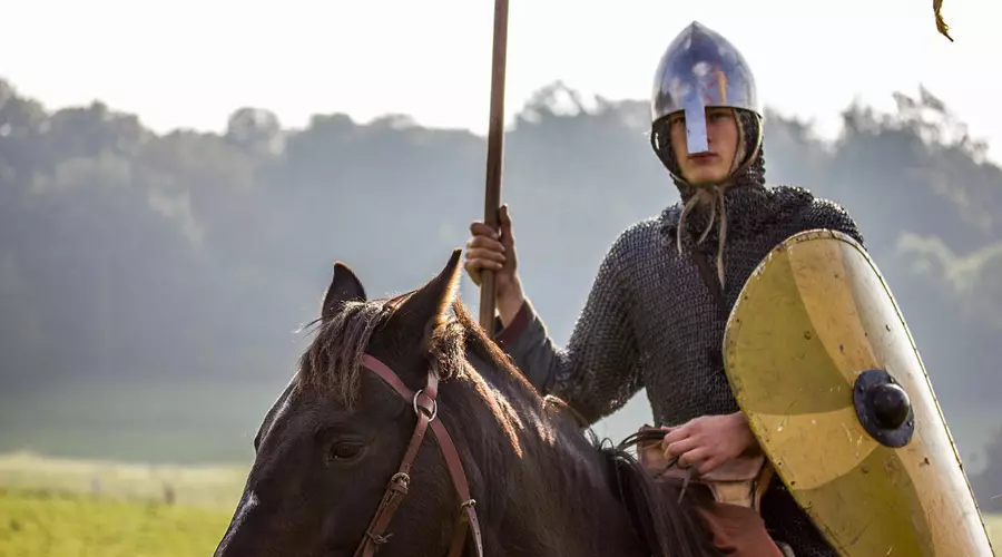 Elite Os cabaleiros normandos poden rastrexar aos seus antepasados ​​ata os mesmos Jomsvikings, os duros guerreiros da antiga Dinamarca. Xuntándose cos anglosaxóns, irlandeses e incluso italianos, os normandos convertéronse nunha raza de guerreiros completamente nova, valente e hábil. Foron eles os que levaron a cabalería pesada aos campos de batalla europeos, e esta táctica empregouse ata a Idade Media.