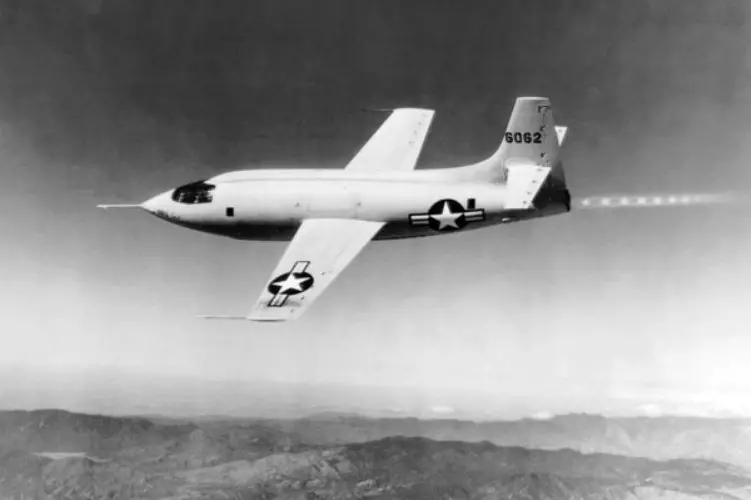 X-1. 1946년 제2차 세계 대전이 끝난 직후 Bell Aircraft는 미 공군 및 국가 항공 자문 위원회(NASA의 전신)와 함께 음속의 장벽을 허물기로 결정했습니다. Bell X-1은 1947년 10월 14일 50번째 출격에 성공한 항공기가 되었습니다. X-1E - 네 번째 수정 - 1958년 3월 3일에 속도 기록을 수립하여 1643km / h로 개발했습니다.