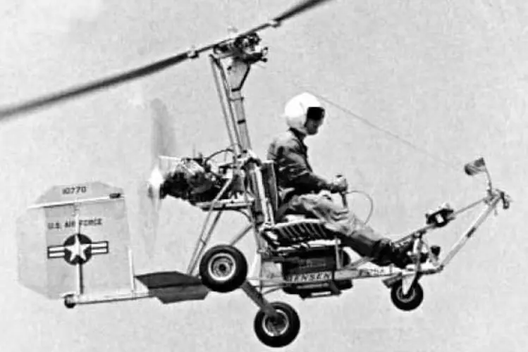 X-25. 1955 Die enkel-sitplek helikopter, ook bekend as die Bensen-8, is ontwerp deur die Russiese emigrant Igor Bensen. Die gyro-vliegtuig wat hy geskep het, was aanvanklik nie bedoel vir militêre doeleindes nie, maar het groot gewildheid gekry omdat 'n vliegtuig sonder motor aangedryf kon word sonder om 'n vlieënierslisensie te verkry. Boonop was dit 'n eenvoudige en goedkoop manier om self te leer vlieg. Die Amerikaanse lugmag het die gyro -vliegtuig aangepas by hul behoeftes om neergeslaan vlieëniers te red. Alhoewel die program vir die gebruik van die X-25 in 1955 van stapel gestuur is, het slegs twee toetsvlugte plaasgevind, maar die projek is gesluit.