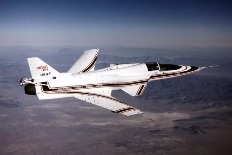 X-29。 1984 X-29を見ると、この航空機の何が問題になっているのかすぐにわかります。後退翼が反対方向に回転しています。この設計は抗力を減らすはずでしたが、静的な不安定性の増加により、航空機はフライバイワイヤーフライトコンピューター制御システムの制御下でしか飛行できなかったという事実につながりました。 X-29は、後退翼で実験された最後の航空機の1つでした。