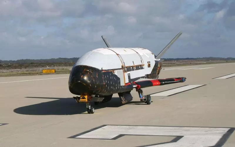 X-37。 2006年のX-37は、この実験的な無人軌道航空機があらゆるものや大量破壊兵器を制御するための装置であると信じている陰謀論者に非常に人気があります。実際、軌道試験車両（OTV）または軌道飛行ステーションの目的は不明ですが、宇宙物体をスキャンし、必要に応じてそれらを除去する将来の宇宙インターセプターの技術をテストするために作成されたと想定されています。速度論的効果。 2015年5月20日、アトラス5ロケットを使用してX-37V（OTV-4）装置が打ち上げられました。米空軍は、NASAが宇宙の物質に対する環境の影響をテストしている間、それが新しいイオンエンジンをテストしていると言います。