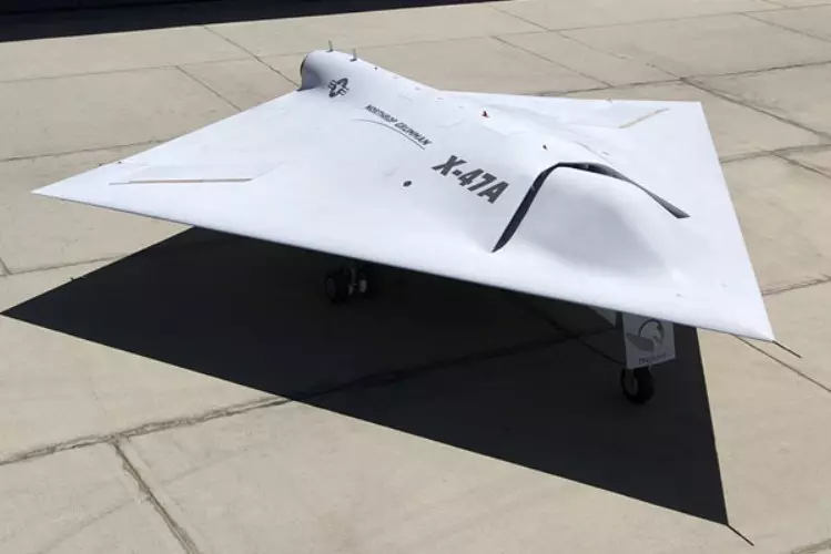 X-47。 2011 2011年以来、ドローンは単なる観察以上の目的で使用されてきました。 X-47ペガサス（英語の「ペガサス」）-無人航空機（UFOに少し似ています）との戦闘は、その大きくて手ごわい兄弟と同等の空母で離陸と着陸を行いました。本質的に、X-47は概念モデルであり、その目的は、海軍によるドローンの使用に関連して発生する可能性のあるすべての問題を特定することです。