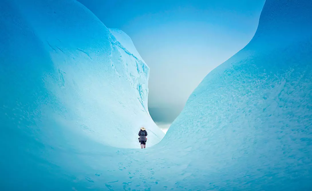 Nunavut Canada Any amin'ny faritra avaratr'i Kanada, dia misy faritra maitso sy Snow Snow ao Nunavut. Kilometatra vitsivitsy miala ny morontsiraka, afaka mandeha amin'ny volkano tena izy ianao, miakatra ao anaty hatsiaka ary mitaingina, toa an'i Kai - tsara, na Gerda.