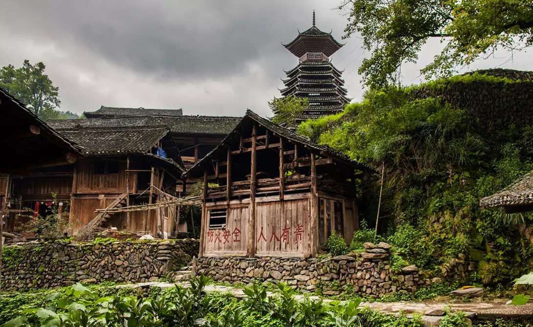 Guizhou väikekülad, Hiina Guizhou provintsi ennast peetakse üheks vaesemaks kogu Hiinas. Ka siin on tulemas moderniseerimine, mis seab ohtu klassikalised väikesed külad, kus kohalikud varustavad end endiselt kõige vajalikuga. Siin tasub tõesti ette võtta reis, mis on kavandatud mitmeks päevaks või isegi nädalaks - rahulikud jalutuskäigud täidavad teid rahu ja heaolutundega, millega võivad kiidelda kõik provintsi elanikud.