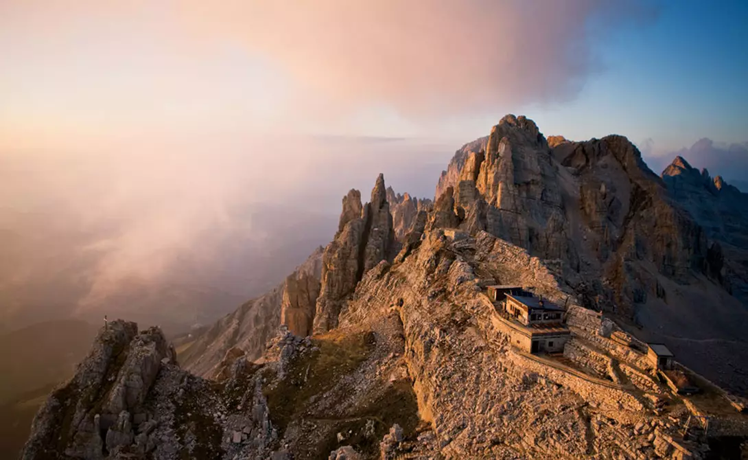 Torre Di Pisa fialofana Dolomites, Italia Tsy maintsy mandeha irery any amin'ny Torre Di Pisa Shelter ianao - ary tsy ho mora ny mandeha. Ora vitsivitsy dia hiakatra be ny fiakarana any am-piakarana: amin'ny faran'ny dia, ny mpizahatany reraka dia hahita efitrano fandraisam-bahiny mahafinaritra misy fahitana manaitra.