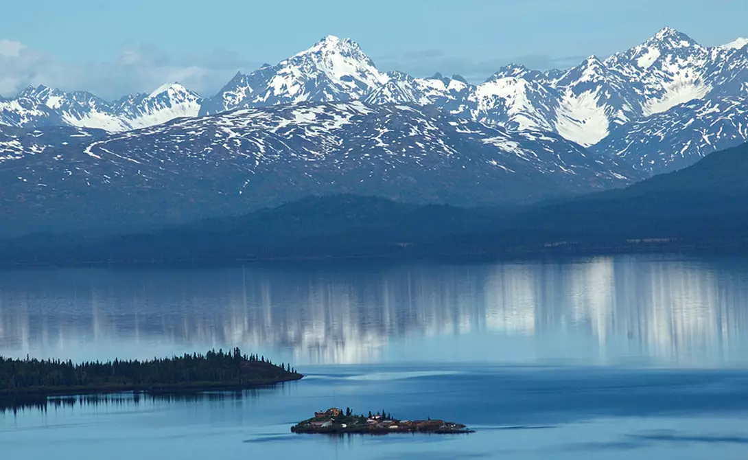 Narrow Lodge Wood Tickchik National Park, Alaska Ity trano itoeran'ny mpanjono kely ity dia eo am-paran'ny tendron'ny saikinosy, ary amina valan-javaboary iray. Ny lalana akaiky indrindra avy eto dia mahatratra 600 kilometatra, midika izany fa amin'ny seraplane no ahafahanao mankany. Tsy mora ny fahafinaretana, na izany aza, tsy hay hadinoina ny jono eto.