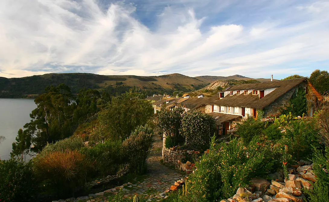 Lacul Casa Andina Titicaca, Peru O plimbare cu barca de patru ore pe lacul Titicaca vă duce într-un loc retras pe care foarte puțini oameni l-au văzut. Nu există nici cel mai mic semn de civilizație aici - care în era noastră tehnologică poate fi considerată doar un plus.