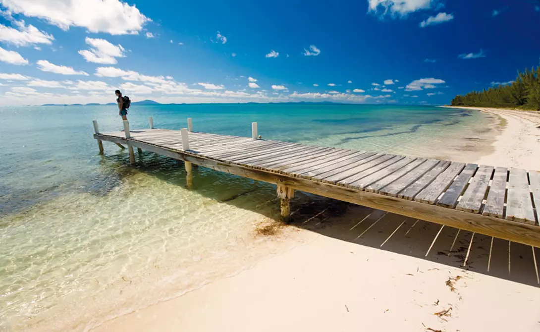 I-Anegada British Virgin Islands Uhlelo oluyinkimbinkimbi lwamakhorali asogwini lwenze le ndawo yaba yisiphephelo sezwe lasendulo. Abadobi bendawo abanolwazi oluningi abanesibindi sokuhola izikebhe zabo emanzini ayingozi. Kukhona ngempela ongakubona lapha - amachibi agcwele izinhlanzi ezingajwayelekile, amahlathi esundu lapho kutholakala khona izilwane zasendle, namabhishi egolide afanele i-athikili ehlukile.