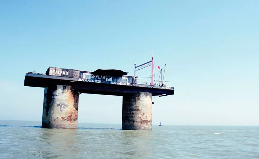 Ubukhulu be-Sealand Umsindo buhlaba umxhwele, kepha empeleni kumane nje kuyindawo eyodwa kawoyela, etholakala ngamakhilomitha ayishumi ukusuka ogwini lwaseSuffolk. Manje munye kuphela umuntu ohlala lapha, kodwa eminyakeni engaba yisikhombisa eyedlule, iGreat Britain yalwela ubukhosi. Iqiniso elijabulisayo: kuwebhusayithi yeSealand, noma ngubani angathola isihloko sokubalwa ngo- $ 320 kuphela (okuyiqiniso, elincane kangako eqinisweni lanamuhla).