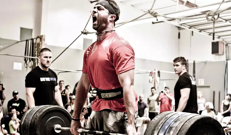 Deadlift Wat: Bijna elke spier in het lichaam is erbij betrokken Benaderingen: 3 herhalingen: 8 De deadlift is een van de beste oefeningen in de klassieke old school. Het moet heel voorzichtig gebeuren, omdat zelfs kleine fouten gemakkelijk tot letsel kunnen leiden. Standaard wordt de oefening als volgt uitgevoerd: het lichaam is naar voren gekanteld, de rug is gestrekt, de benen zijn licht gebogen op de knieën. Besteed speciale aandacht aan uw rug, buig niet - dit zal onnodige spanning op de tussenwervelschijven veroorzaken. Bovendien is een speciale gewichthefgordel niet overbodig.