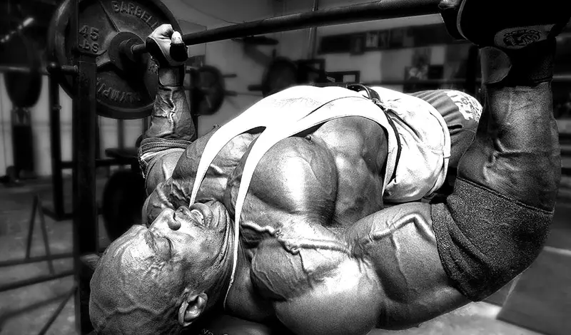 Bench Press რა: pectoralis major and minor მიდგომები: 3 გამეორება: 10 ეს არის ძირითადი სავარჯიშო, რომელიც საშუალებას გაძლევთ მაქსიმალურად გაზარდოთ მკერდის კუნთები. ხშირად, დამწყებთათვის სპორტული დარბაზი არასაჭიროდ ამახვილებს ყურადღებას ამ ვარჯიშზე, უგულებელყოფს სხვებს. ნუ დაუშვებ იგივე შეცდომას: სკამზე პრესა არ არის შემცვლელი სრული ვარჯიშისათვის. ასე რომ, დაწექით სკამზე ზურგით ოდნავ თაღოვანი. ბარი გადაღებულია დახურული სახელურით. უკეთესი იქნება დაურეკოთ თქვენს პარტნიორს ისე, რომ მას შეეძლოს ჰეჯირება ბარის მოძრაობის კონტროლით. ჩასუნთქვისას ბოლომდე შეამცირეთ ჭურვი და ამოისუნთქეთ, როდესაც ამოისუნთქავთ.