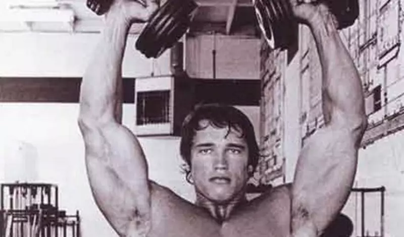 Arnold Bench What: deltoids Atamela: 3 Reps: 10 Joalokaha u ka hakanya habonolo ho tsoa lebitsong, boikoetliso bo ile ba tsebahala haholo ho Arnold Schwarzenegger, ea neng a lumela hore e sebetsa hantle bakeng sa mesifa e thellang. Ka lebaka la motsamao oa potoloho ea letsoho, o fihlela mojaro o moholo. Kahoo, lula ka kotloloho bencheng ebe o tobetsa ka tieo khahlano le mokokotlo. Boemong ba pele, li-dumbbells li phahamisetsoa boemong ba molala, 'me matsoho a tolosoa ka manonyeletso' meleng. Ha o ntse o tsoa, ​​phahamisa li-dumbbells, qetellong, o otlolle matsoho a hao ka ntle ka matsoho. Sebetsa hantle ntle le ho qhekella.