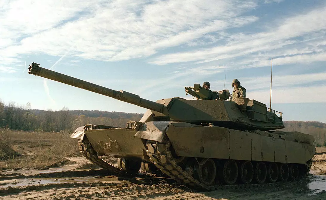 Aqui está um dos primeiros M1 Abrams, filmado em 1979. Em geral, os tanques desse modelo entraram em serviço em 1980, mas a primeira batalha foi vista apenas durante a Operação Tempestade no Deserto, iniciada em 1991.