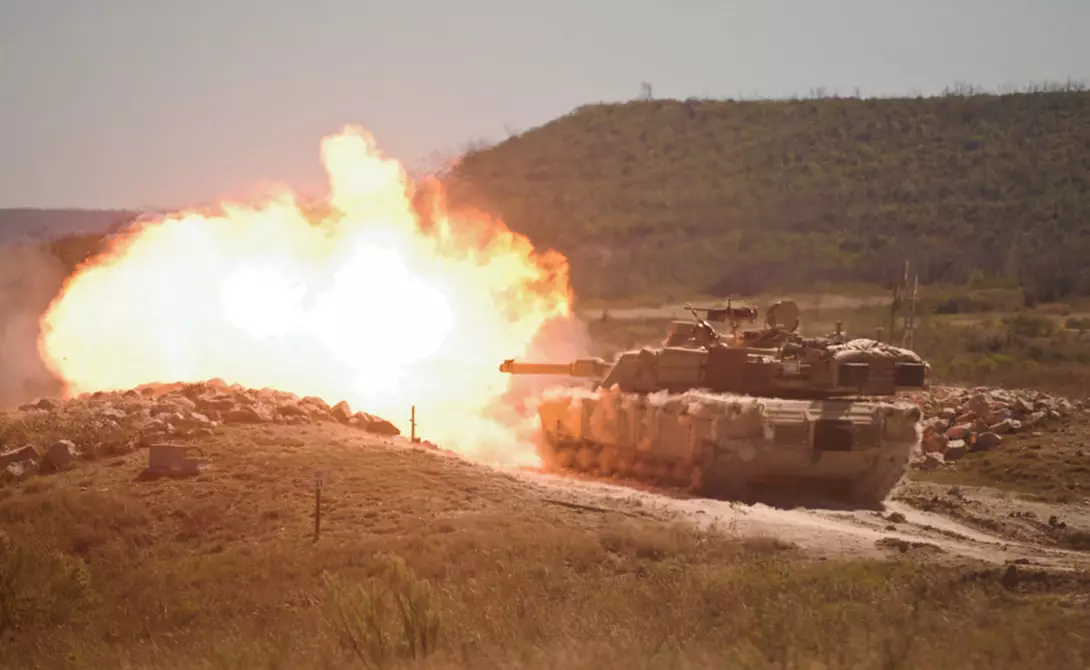 M1 Abrams dilengkapi dengan meriam smoothbore 120mm yang mampu menembakkan berbagai jenis proyektil.