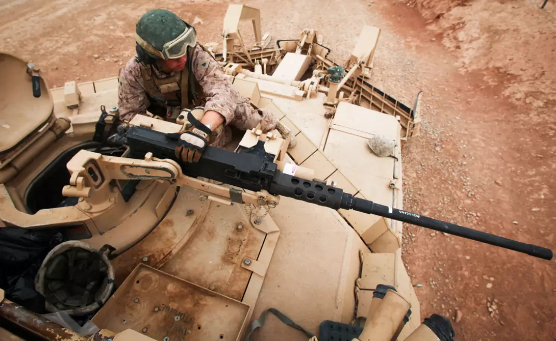 Bilang karagdagan sa pangunahing kanyon, ang M1 Abrams ay nilagyan ng isang M2H Browning .50 caliber machine gun na maaaring malayo makontrol.