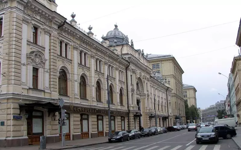 A cső építése A nyitott csatorna azonban, teljes hosszában illatos szennyvízzel, nem járult hozzá a főváros hangulatának javításához, ezért úgy döntöttek, hogy feltöltik, miután korábban boltívekkel elzárták. E. Cheliev katonai mérnök megkezdte a földalatti medence építését, és vezetésével 1819-re a Neglinnaya egy részét a Samotechnaya utcától a torkolatig egy csőbe zárták, ami három kilométeres téglaboltozat volt. Az egykori csatorna partjai pedig a Neglinnaya utcába fordultak.