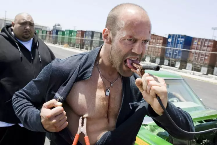 Jason Statham İllər keçdikcə Jason Statham bir fəaliyyət ulduzu olaraq şöhrət qazandı. Məqsədinə çatmağının səbəblərindən biri də ilk rolu üçün bütün stuntları özü etməsi və insanların əlbəttə ki, kameraya yazılan fiziki qabiliyyətlərini yüksək qiymətləndirməsidir. Özünün CBS -ə verdiyi müsahibədə etiraf etdiyi kimi, ilk filminin büdcəsi kaskadyorlara və ya xüsusi effektlərə pul qoymadığı üçün hər şeyi təkbaşına ifa etməli idi. İndi getdikcə daha çox insan Statham ilə birlikdə yeni filmlər gözləyir, çünki ifa etdiyi kaskadlar getdikcə daha dəli olur.