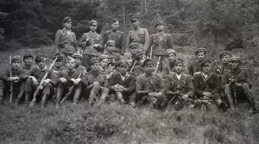 La scission Un tel virage ne faisait pas partie des plans des Allemands. Les dirigeants du mouvement national ont été fusillés et Bandera lui-même a été jeté dans un camp de concentration. Le bataillon "Nachtigall" a été rappelé en hâte du front et ses combattants ont été affectés à la conduite d'opérations de police dans le territoire occupé. Bandera a passé un an et demi en prison, puis a été transféré à Sachsenhausen. Ici, son contenu se distinguait par une position privilégiée.