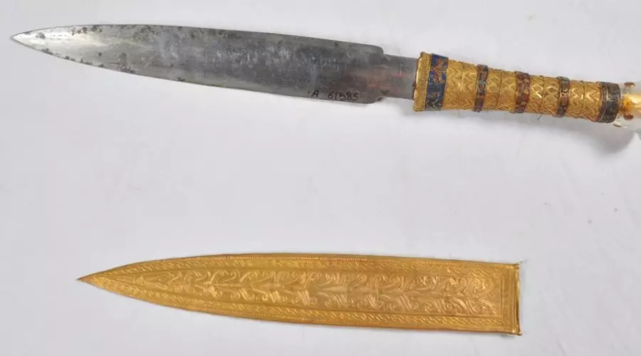 Tutankhamun meteorite blade An gano takobin da kansa tun da daɗewa, amma har zuwa wannan shekarar, masana kimiyya ba su sami damar gudanar da cikakken bincike na kayan da aka yi shahararren wuƙar Tutankhamun daga kansa ba. Amfani da dabarun baje-koli na kyallen kyallen kyallen kyallen kyalli ya baiwa gungun masana kimiyyar Italiya da Masar damar yin abin mamaki. Ya zama cewa an binne Tutankhamun da wuƙa da aka yi da ƙarfe sararin samaniya. Ana tsammanin Masarawa sun haƙa ƙarfe daga wani meteorite da ya faɗi.