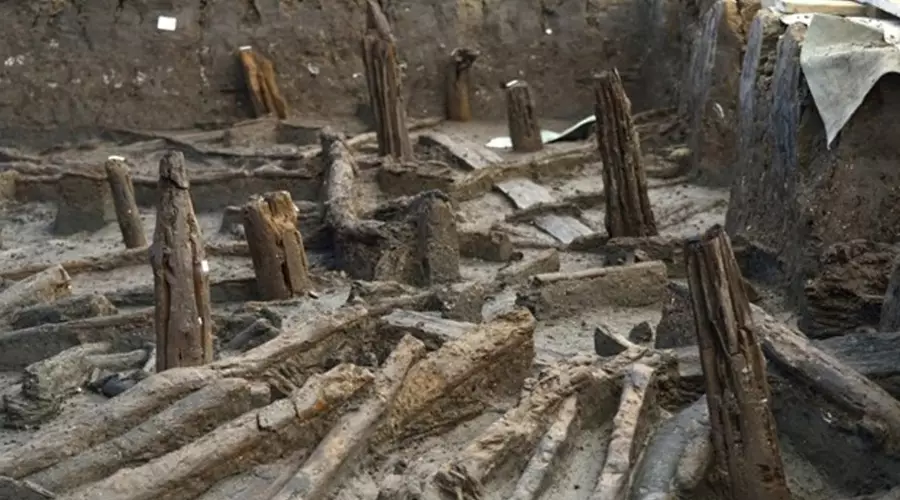 Britisches Pompeji Eine englische Siedlung aus der Bronzezeit in Cambridgeshire ist einer der erstaunlichsten Funde dieses Jahres. Vor 3000 Jahren bauten sich die Einheimischen eine kompakte Stadt, indem sie Hütten auf Stelzen über dem Fluss errichteten. Ein riesiges Feuer überraschte die Siedler - die Menschen eilten davon und ließen alles an seinem Platz zurück. Das Feuer untergrub die Pfähle und die Behausungen selbst stürzten in den Fluss, wo dicker Schlamm und Lehm alles in einer Zeitkapsel eingeschlossen zu haben schienen. Dank dieses Fundes können Forscher nun das Leben und die Bräuche der Menschen der Bronzezeit gründlich nachstellen.