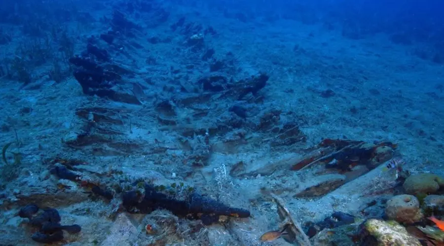 Laivų kapinės Patys archeologai Forni salyno (13 salelių tarp Samoso ir Ikarijos) tyrinėjimą pavadino kelione į kapines. Palyginti nedideliame povandeninio reljefo plote buvo aptikta 23 nuskendusių laivų, o tais metais čia buvo rasta dar 22 laivai. Mokslininkai pagrįstai laukia turtingo „grobio“, nes kažkada apačioje buvo rastas garsusis Antikythera mechanizmas.