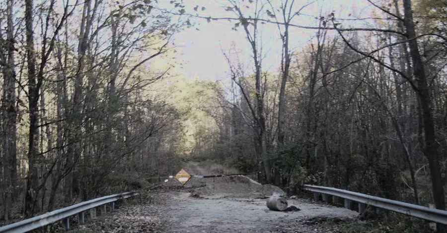 Helltown USA En anden spøgelsesby ligger i Summit County, Ohio. Nu er det en del af Quahoga Valley National Park, men som du selv forstår, vandrer de sjældent her. I 2013, på en bro nær byens grænser, forsvandt to børn simpelthen ud i luften, på trods af at deres forældre stod en meter væk.