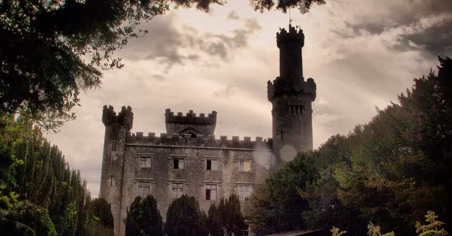 Charleville Castle Ireland 這座位於奧法利郡的哥特式城堡經常被一個為了逃離囚禁而摔斷脖子的女孩參觀。相傳，邪惡的父親將美人囚禁在最高的塔中：愛人前來救她，但無法抓住光滑的牆壁而倒下。少女也沒有猶豫，追了上去。正是這座城堡出現在了《捉鬼敢死隊》國際系列之一中，之後該系列就被乾脆關閉了——畢竟在拍攝期間，其中一位製片人神秘失踪了。