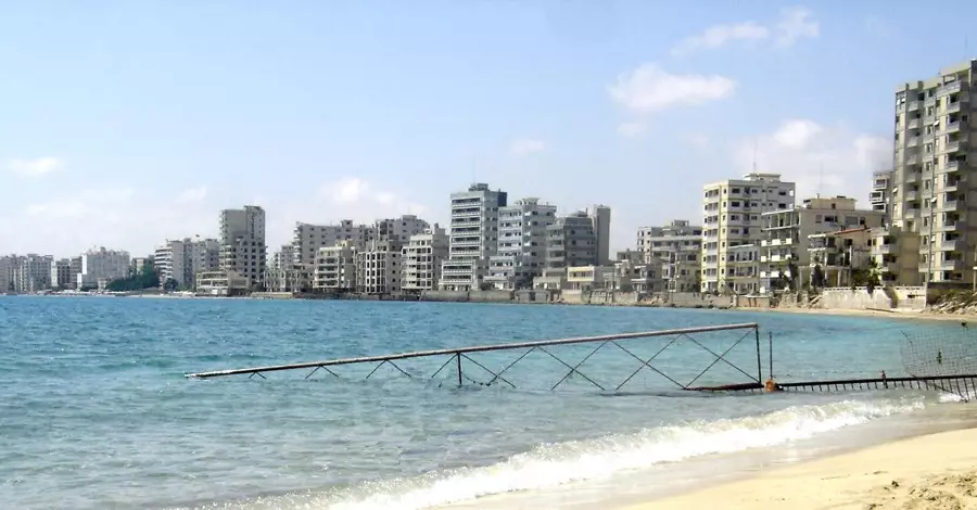 Varosha Kipro La forlasita urbo Varosha kaŝas sin en la norda parto de Kipro. Antaŭ la turka invado de Kipro en 1974, ĝi estis la moderna turisma regiono de Famagusta. La loĝantoj fuĝis, forlasante ĉion, kaj nun la tutan vilaĝon loĝis nur senkorpaj estaĵoj.