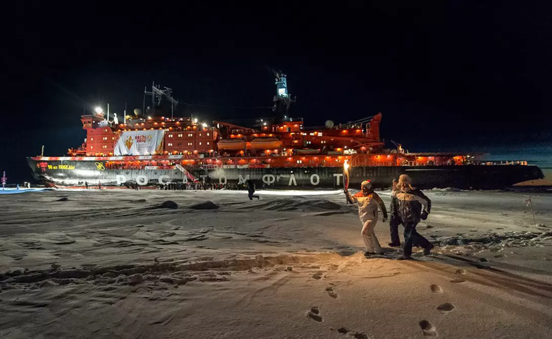 Yn 2013 waard de Olympyske flam levere oan de Noardpoal op de atomyske iisbrekker 50 Let Pobedy.