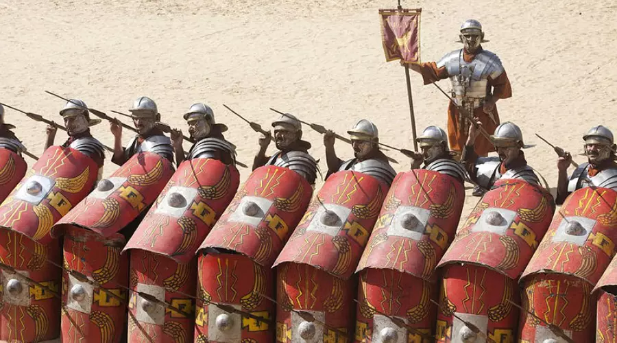 Victoire tactique : les Romains La fameuse "tortue" des légionnaires romains était un monstre d'acier presque invulnérable sur le champ de bataille. Même les forces supérieures de l'ennemi ne pouvaient rien opposer aux soldats professionnels qui savaient frapper avec précision et sans pitié avec des lances derrière le mur de boucliers. Dans les tactiques de combat des Vikings, il y a aussi une bataille en formation fermée sous le couvert de boucliers, mais leur méthode était beaucoup moins efficace.